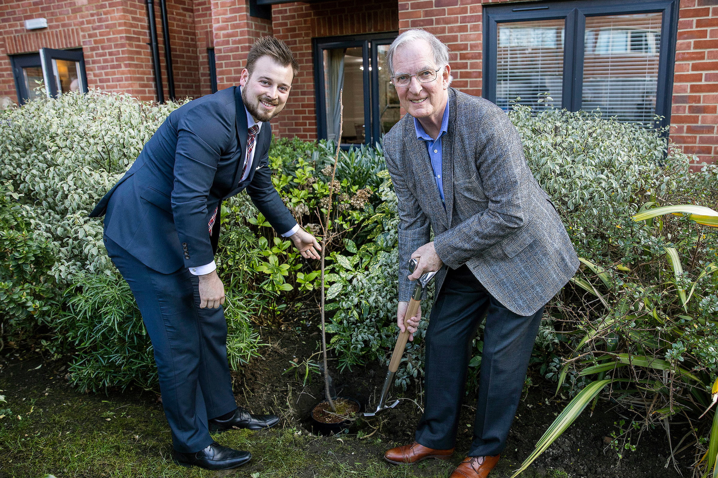 East Grinstead retirees plant a tree for the Queen’s Jubilee ...