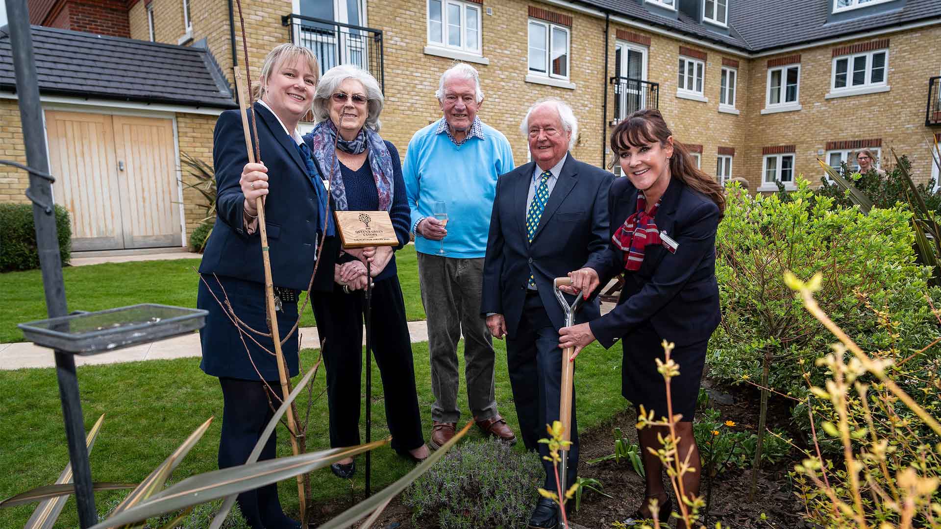 Local Councillor helps Shepperton retirees plant a tree for the Queen’s ...
